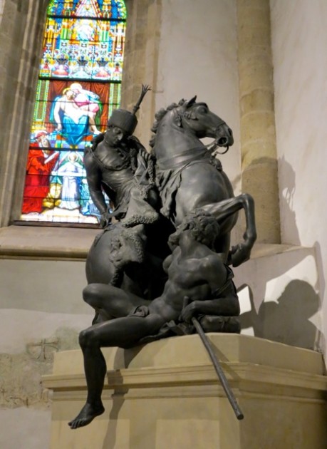 Support of horses - Equestrian statues