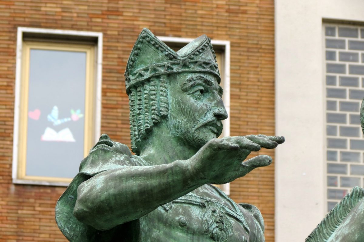 Friedrich I Barbarossa - Equestrian statues