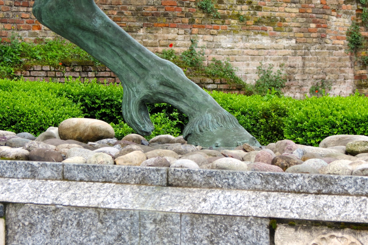 Friedrich I Barbarossa - Equestrian statues