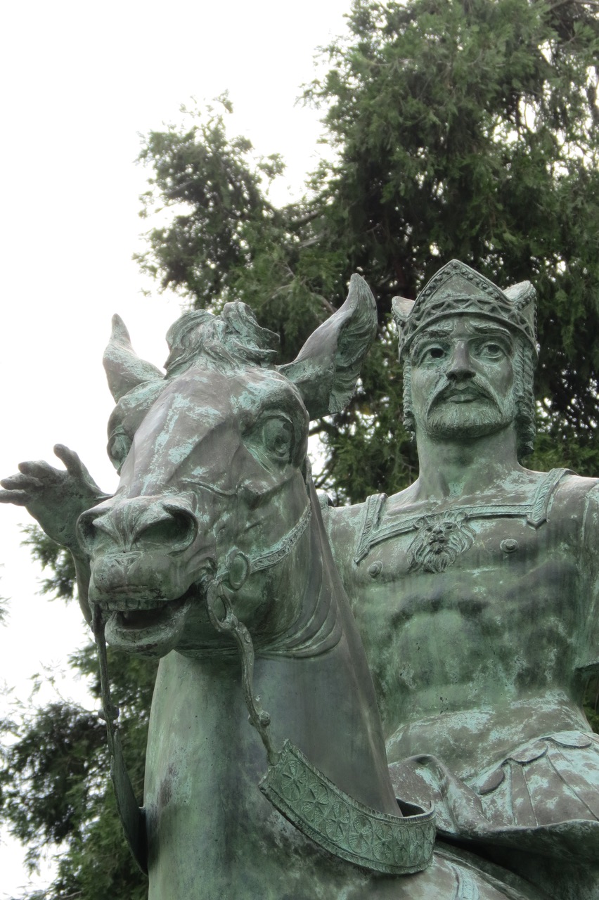 Friedrich I Barbarossa - Equestrian statues