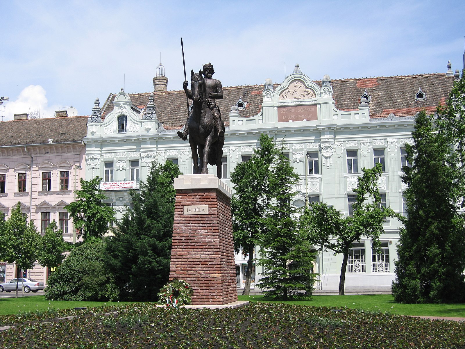 Béla IV - Equestrian statues