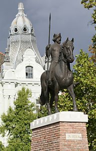 Béla IV - Equestrian statues